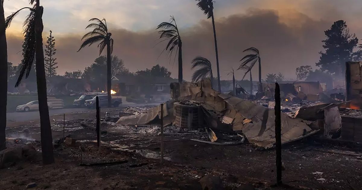 Fire crews on both US coasts battle wildfires | The Seattle Times