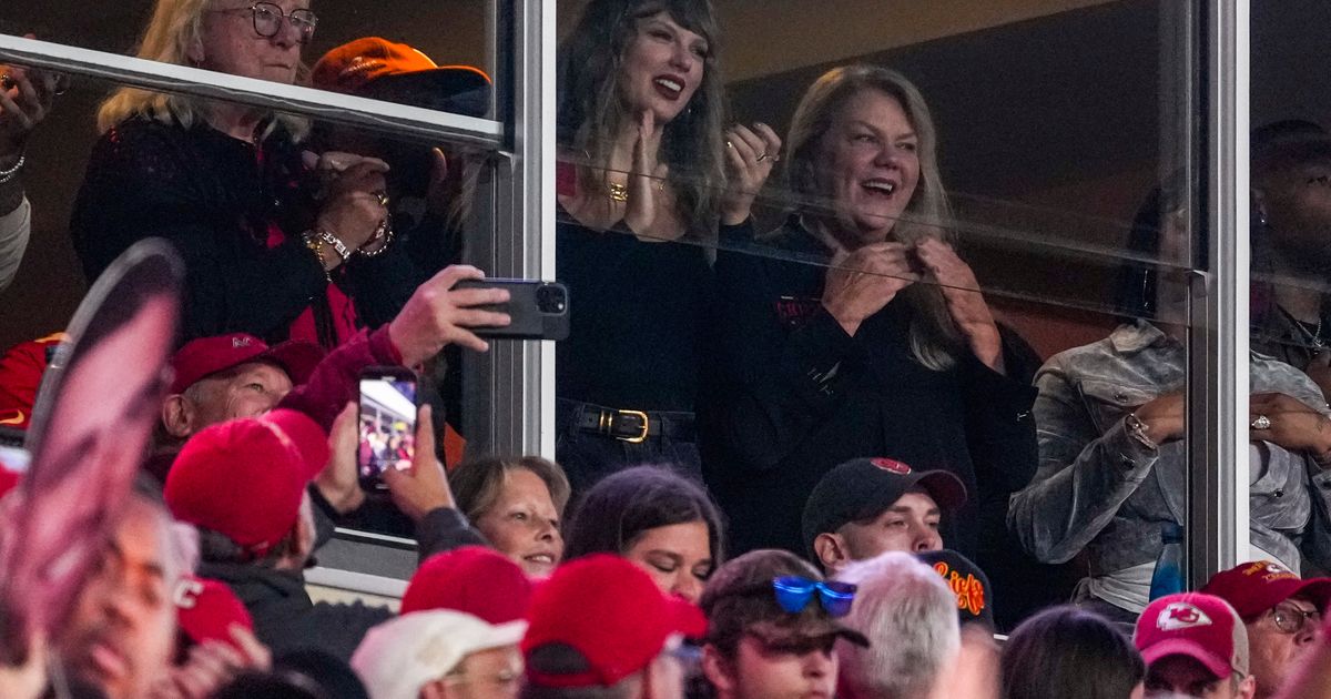 Taylor Swift watches Travis Kelce and the Chiefs play Buccaneers after ...