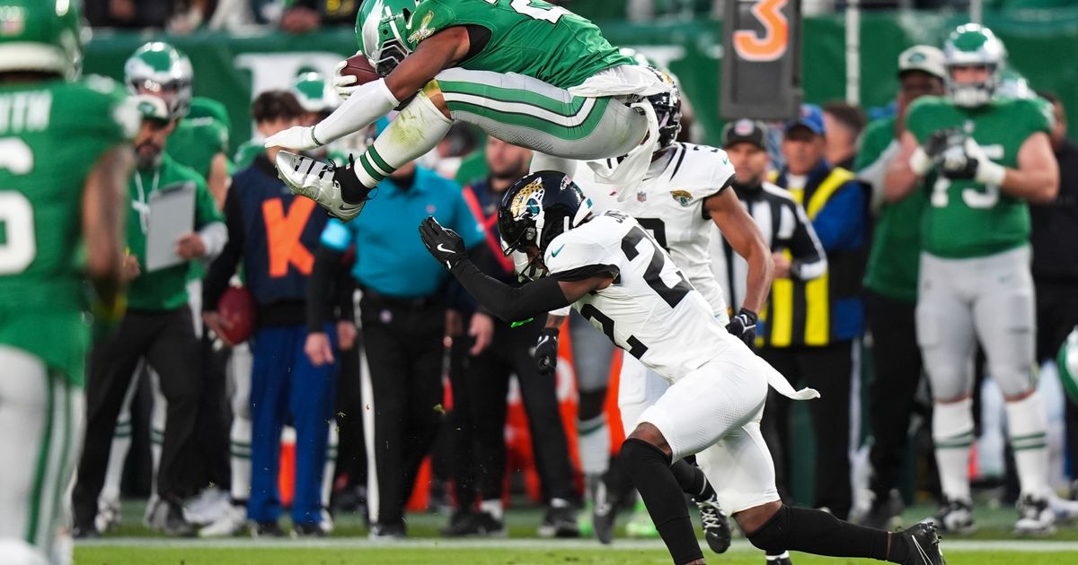 Eagles RB Saquon Barkley amazes with backward hurdle for first-down ...