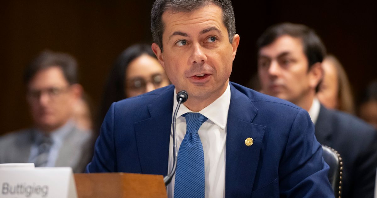 Airline CEOs and Transportation Secretary Buttigieg fight over ...