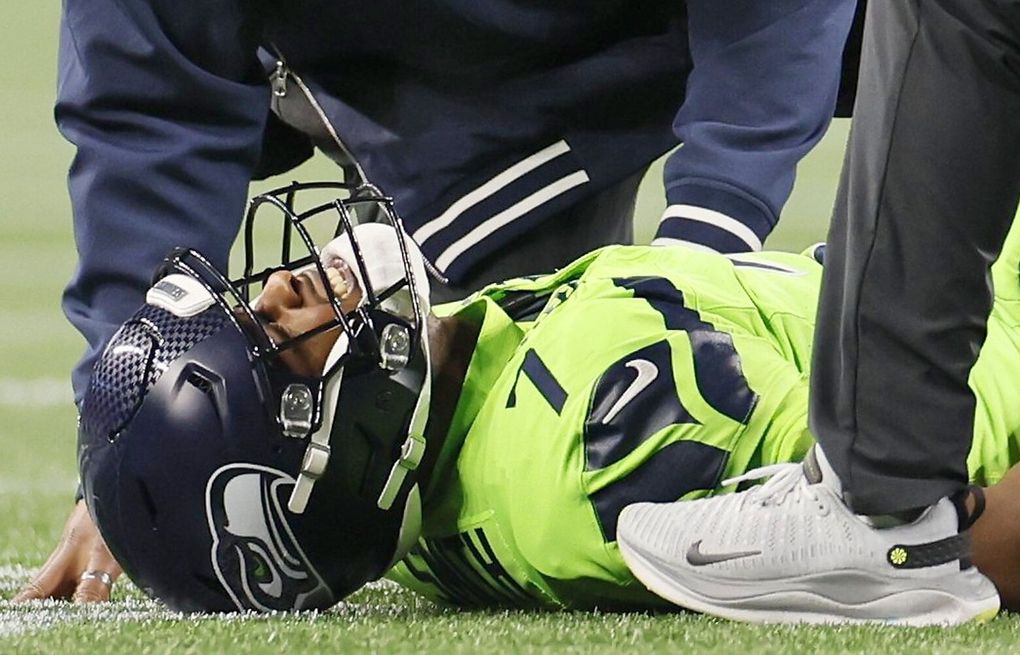 Seahawks receive good news on Geno Smith’s knee injury | The Seattle Times