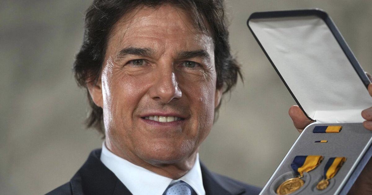 Tom Cruise gets a top U.S Navy honor for boosting the military with his ...