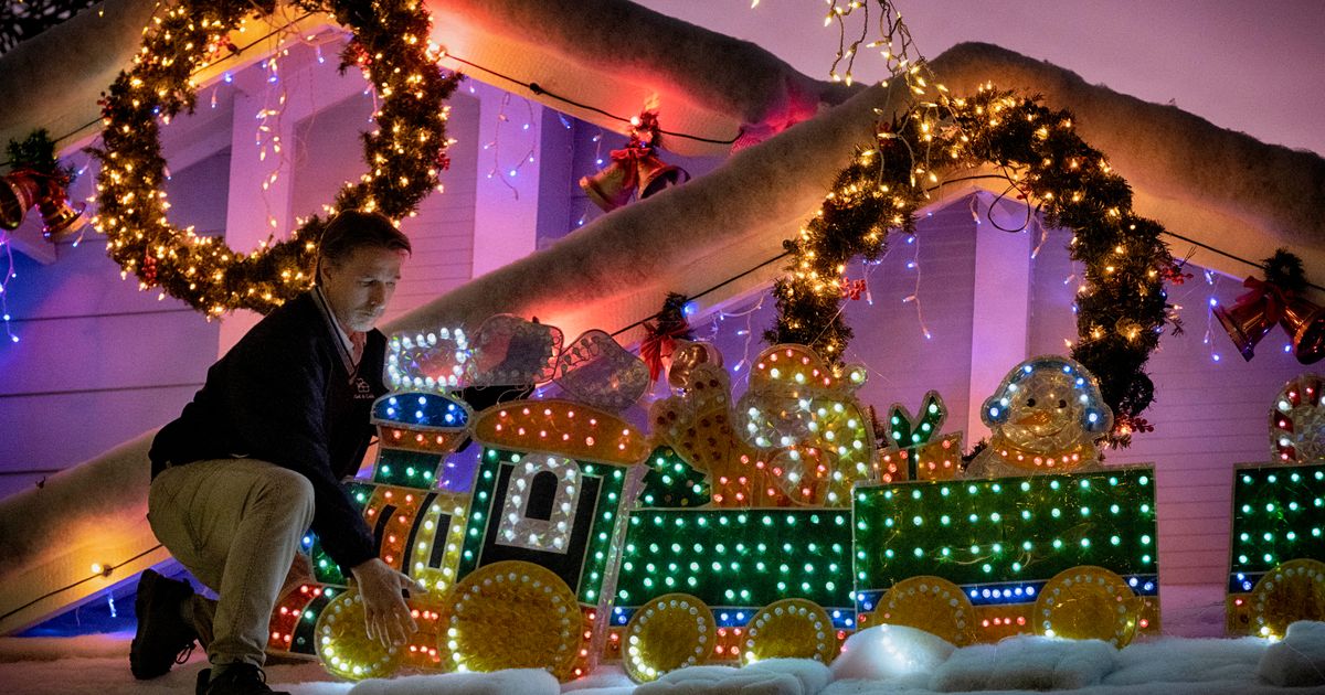 Elaborate holiday light displays are making spirits bright in a big way ...