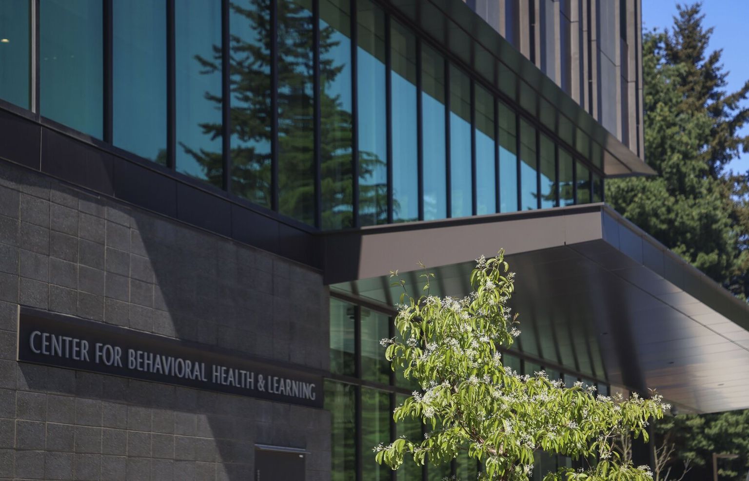 A new mental health crisis center in Lynnwood lacks operator, can’t ...