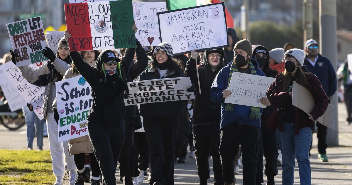Hundreds protest Trump’s immigration policies, ICE in West Seattle ...