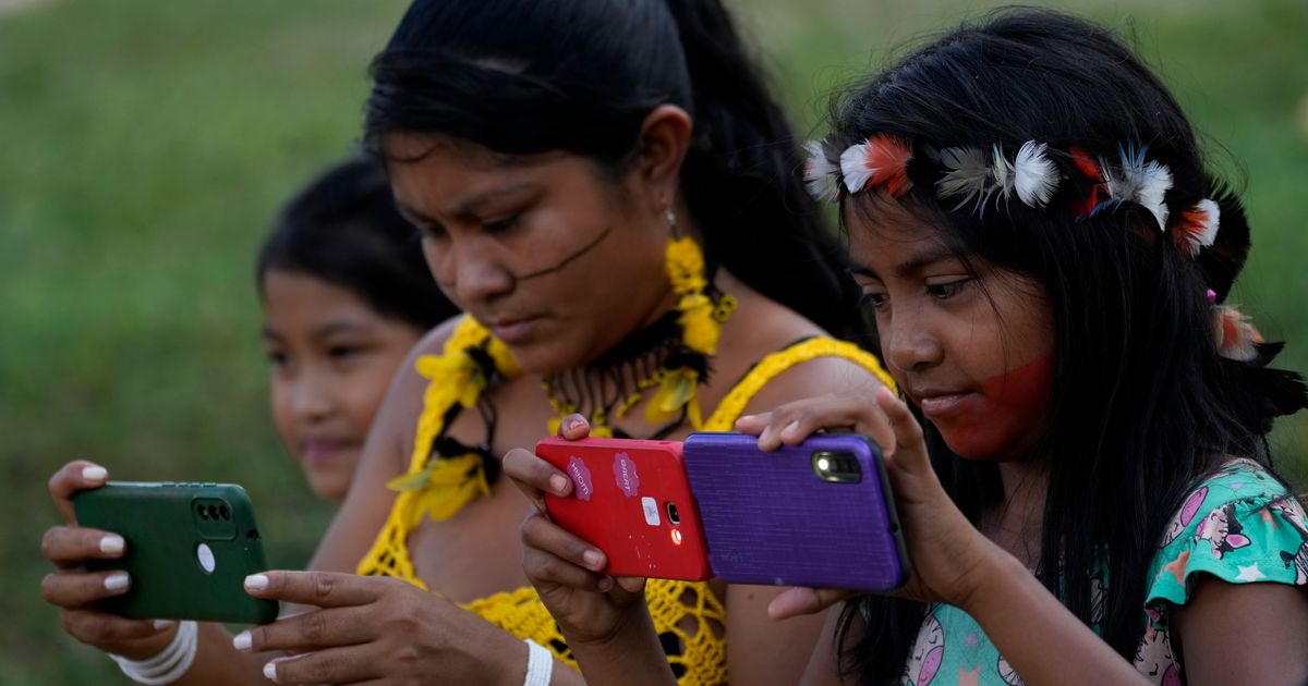 New Brazil law restricts use of smartphones in elementary and high ...