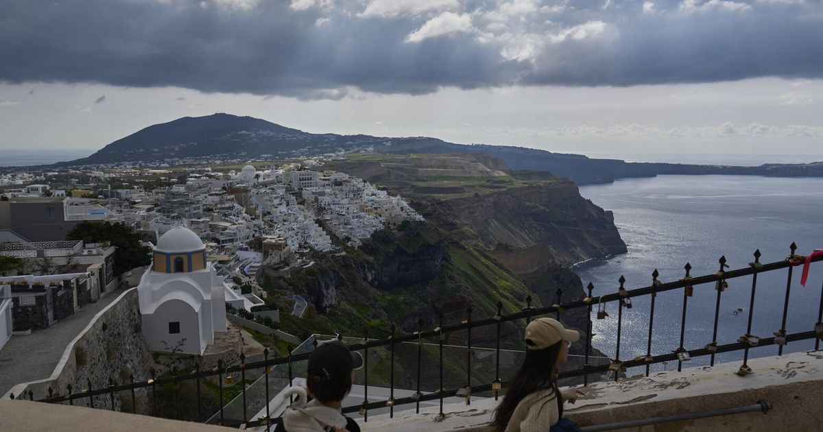 As hundreds of quakes rattle Greek islands, a few brave tourists have ...