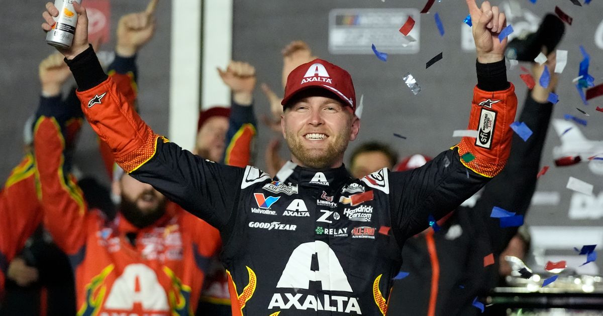 William Byron avoids late wrecks to win 2nd straight Daytona 500 for ...