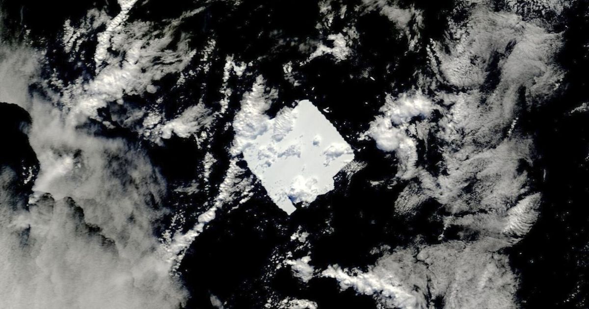 World’s largest iceberg runs aground | The Seattle Times