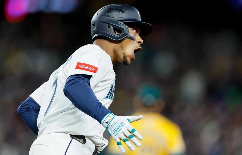 Ichiro brings the heat in ceremonial first pitch to Dan Wilson | The ...