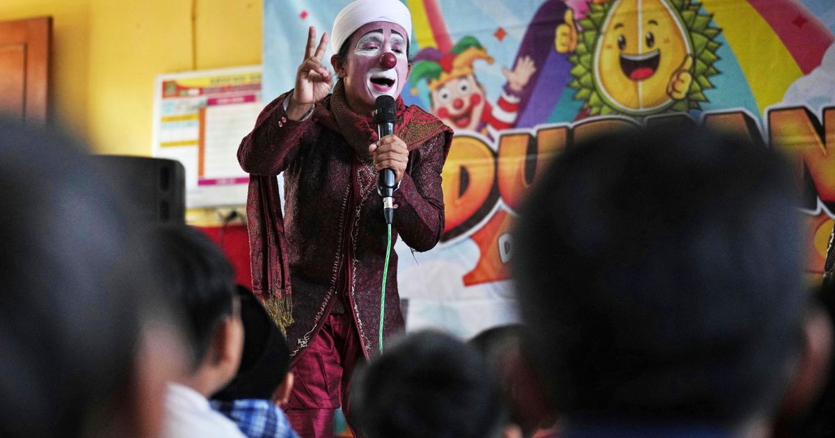 AP PHOTOS: Indonesian sharia clown teaches Islamic values to children ...