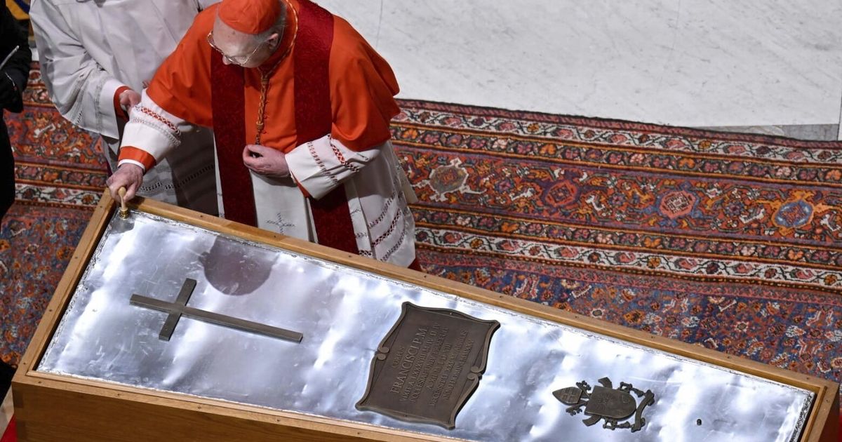 Mighty and meek say farewell to Pope Francis during Vatican funeral and ...