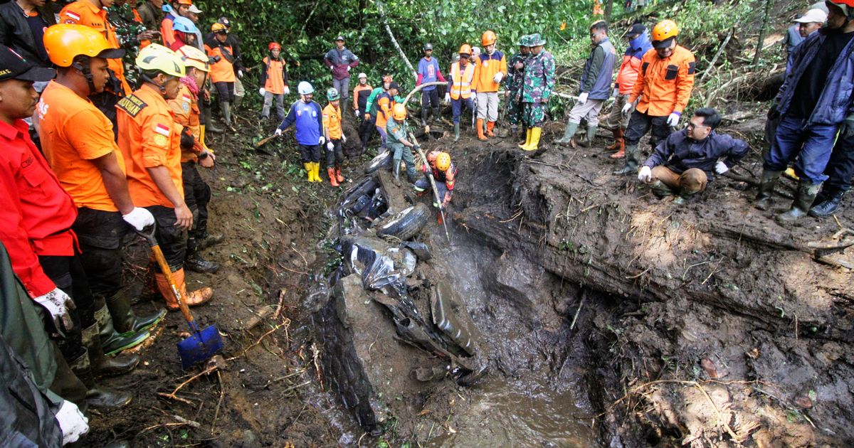 10 dead as landslide hits passing cars on Indonesia’s Java island | The ...