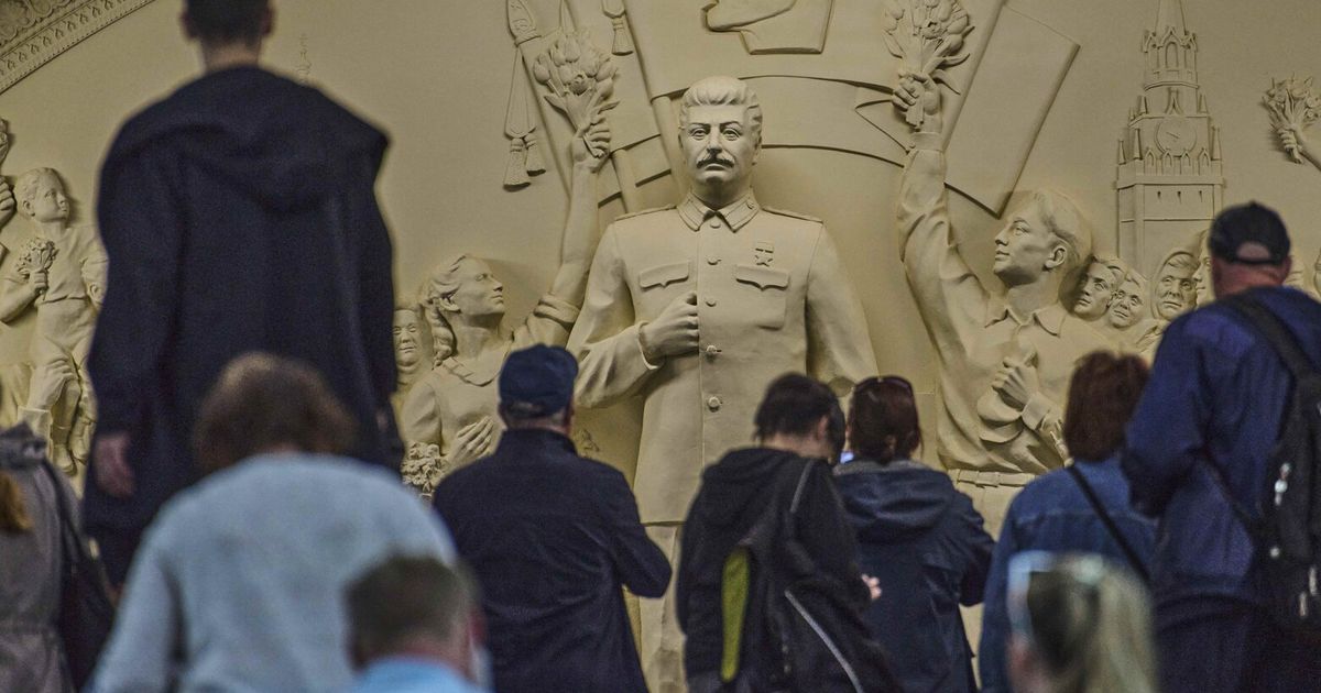 A statue of Stalin is unveiled in the Moscow subway as Russia tries to ...