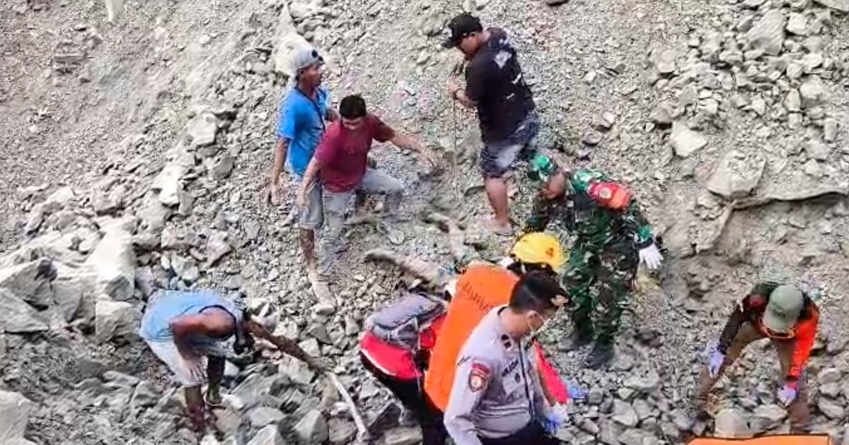 Death toll rises to 17 in Indonesia quarry collapse as search continues ...