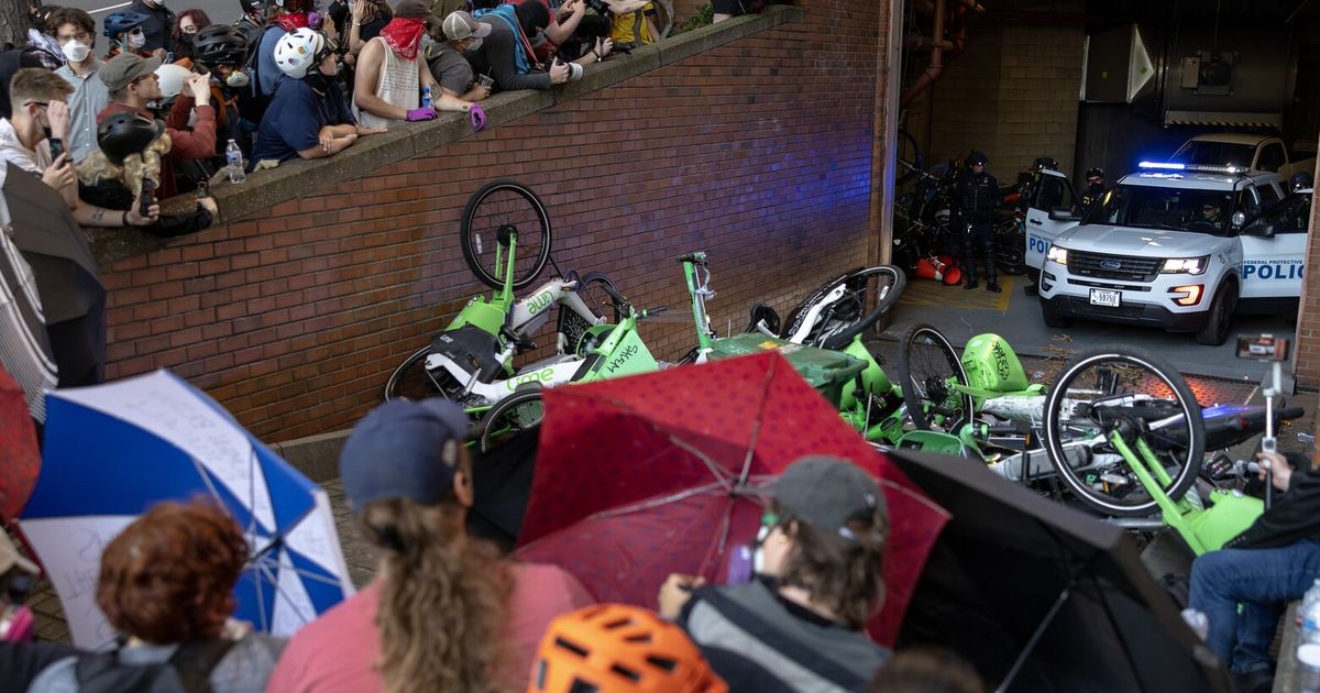 Anti-ICE protesters block Seattle immigration court exits; 2 arrests ...