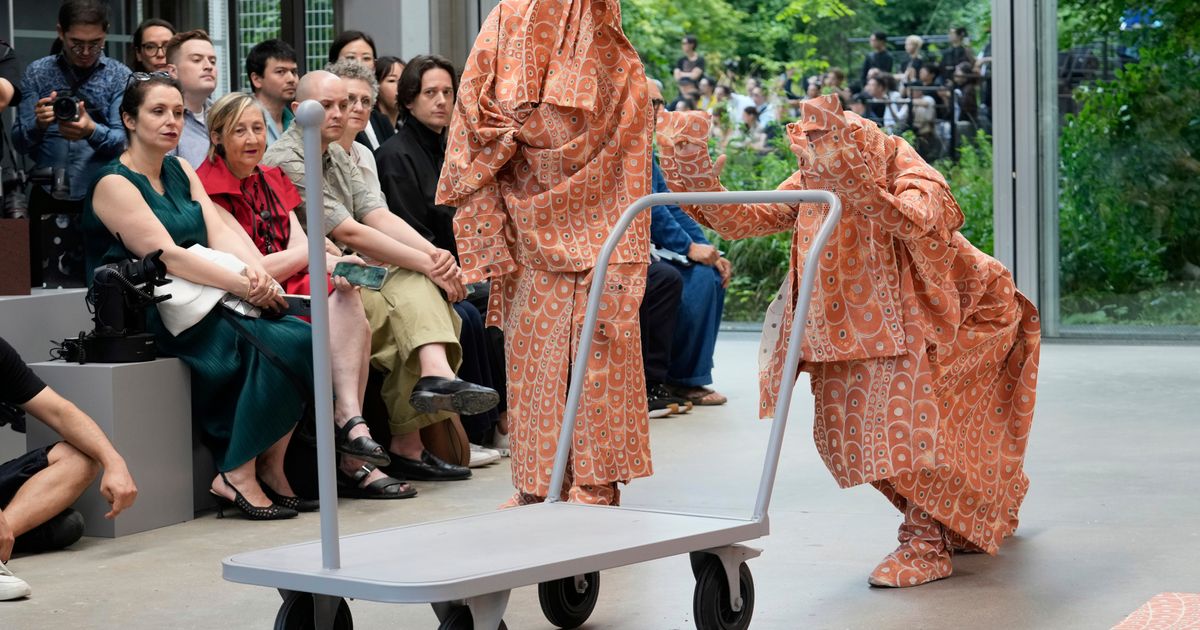 Issey Miyake transforms the Cartier Foundation into living sculpture ...