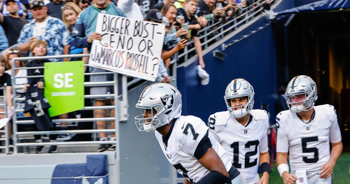 Geno Smith seen making obscene gesture at Seahawks fans in Seattle ...