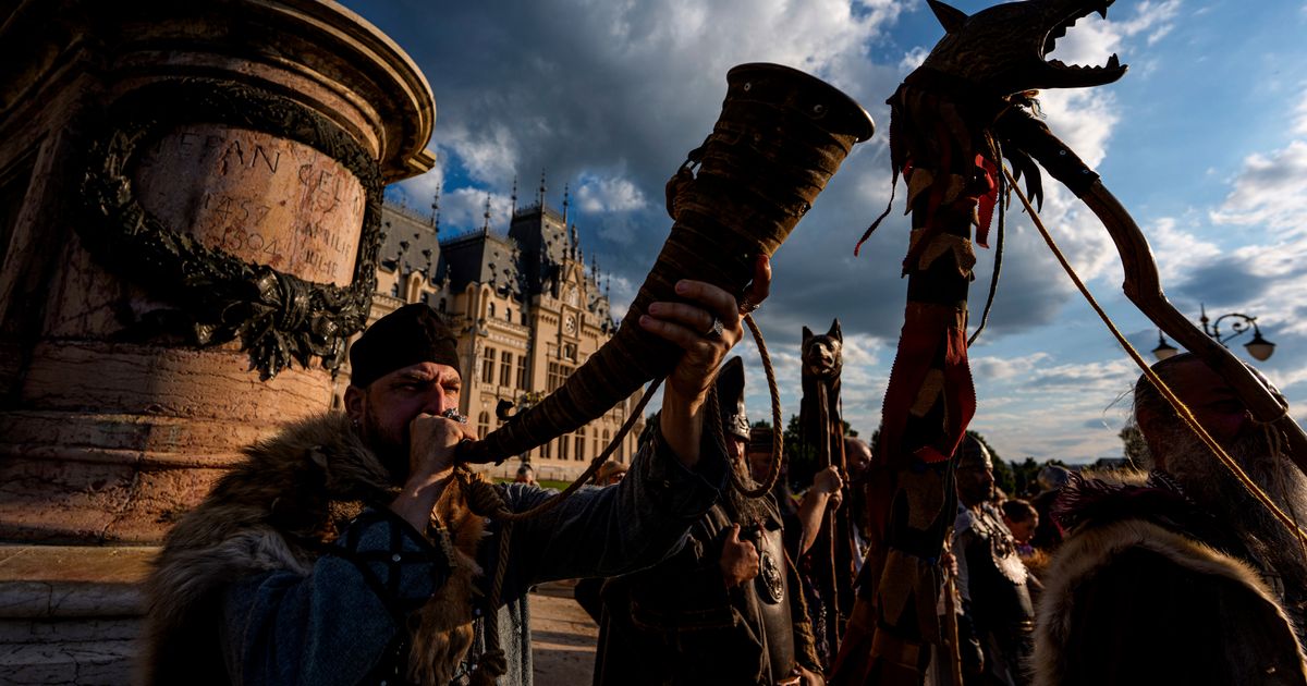 Photos show history lovers replaying ancient Roman battles in Romania ...