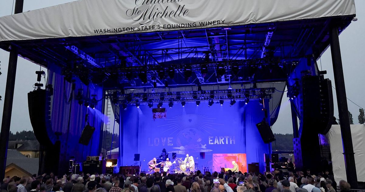 Neil Young’s protest songs burn anew in downsized Woodinville concert ...