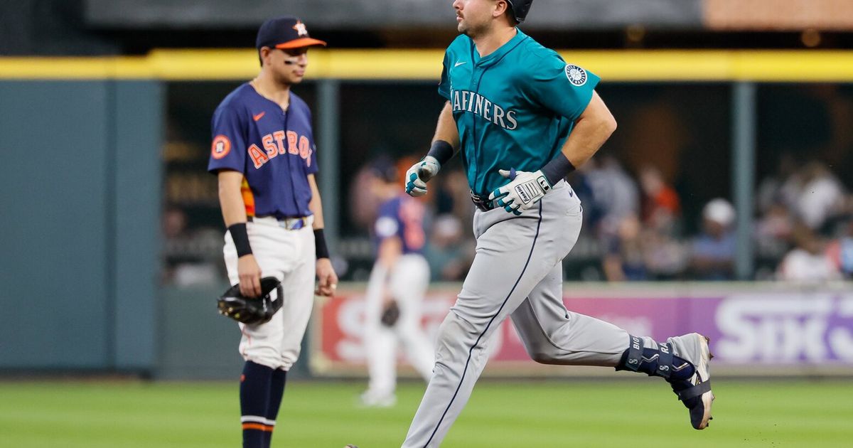 Mariners sweep Astros, close in on AL West title | The Seattle Times