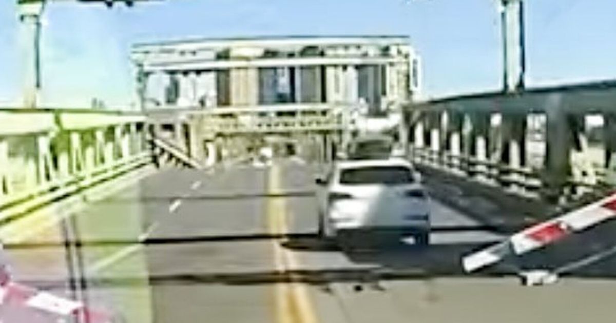 Driver jumping University Bridge in stolen car caught on police dashcam ...