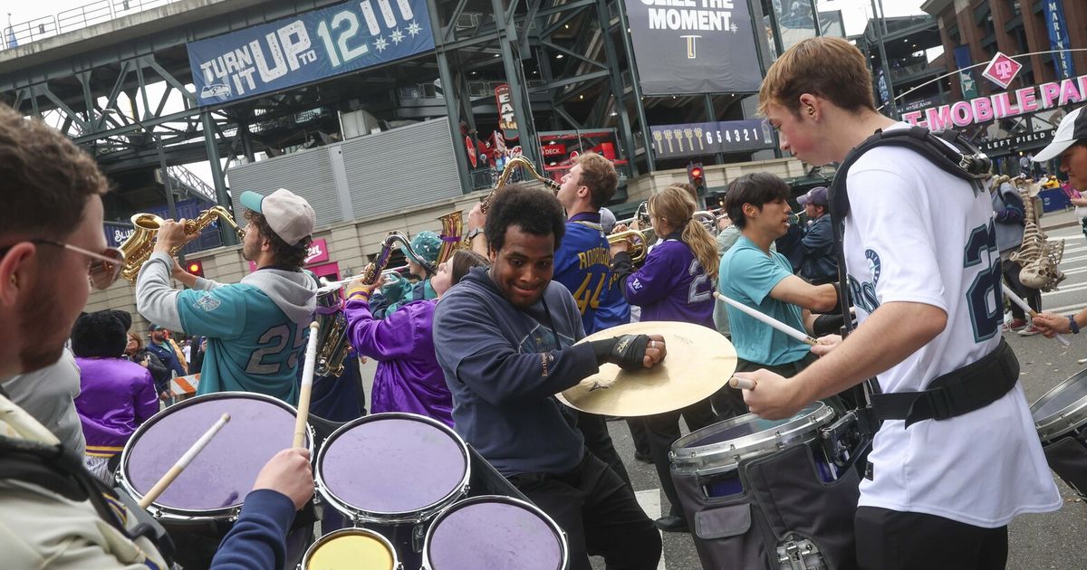 Seattle Mariners fans rally at City Hall ahead of Game 4 versus Toronto ...