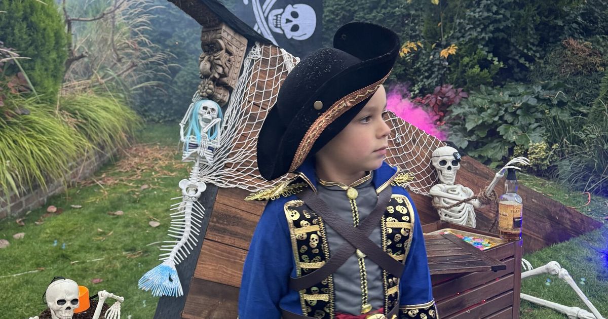 This Seattle street turns into Candy Corn Lane every year on Halloween ...