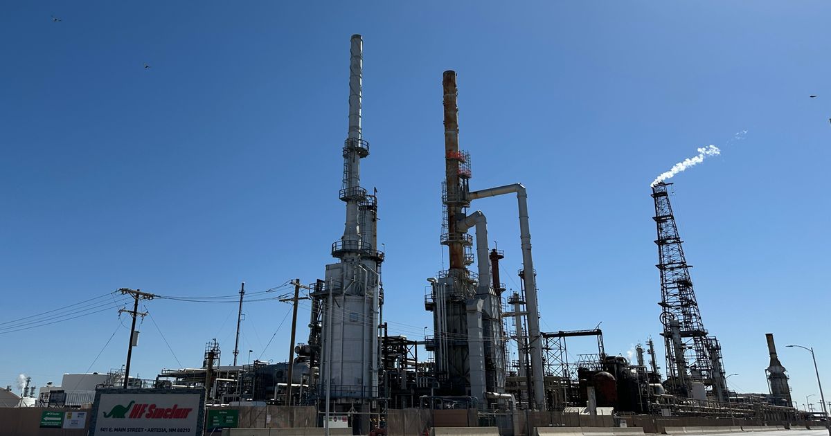 Explosion at New Mexico oil refinery sends thick smoke across Artesia ...