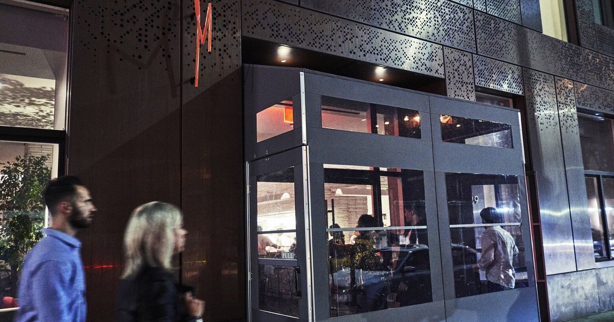 ‘She’s clearly playing us’: An influencer is accused of dining and ...