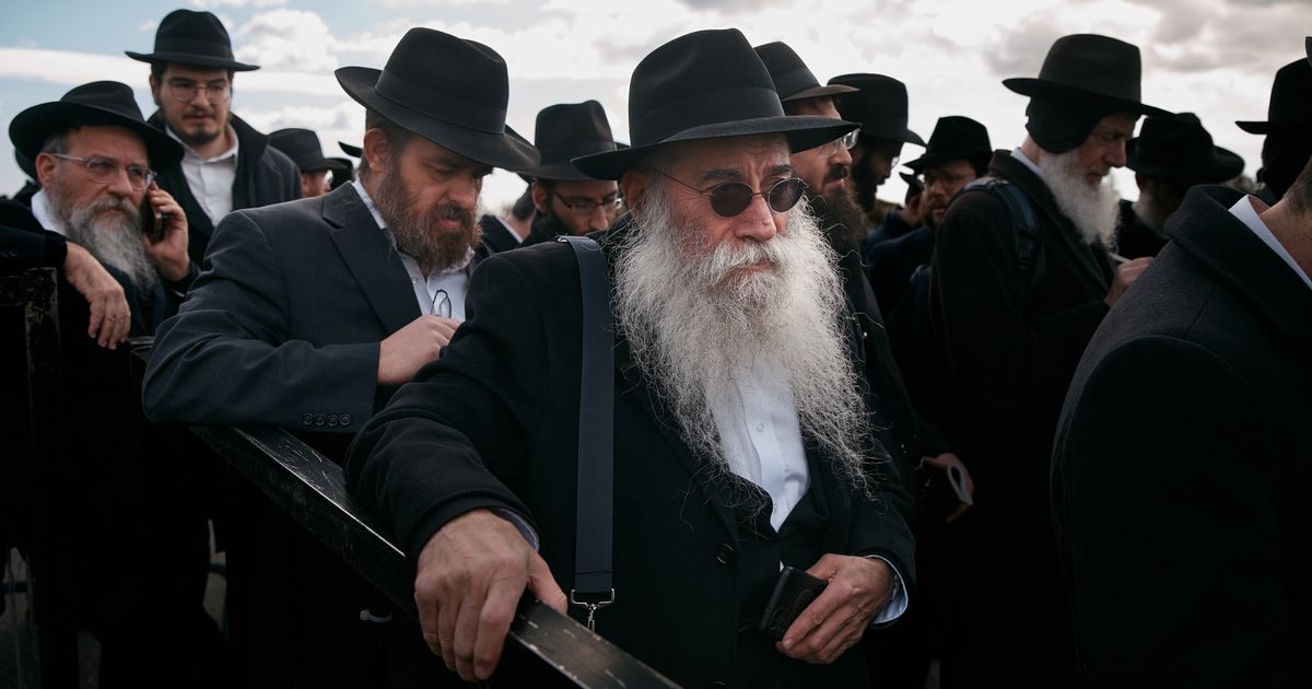 Photos of Hasidic Jewish rabbis praying at resting place of ‘the Rebbe ...