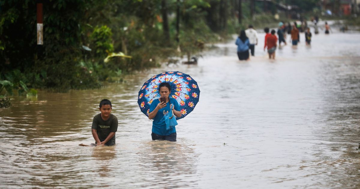 Photos show Indonesia’s search for victims after deadly floods and ...