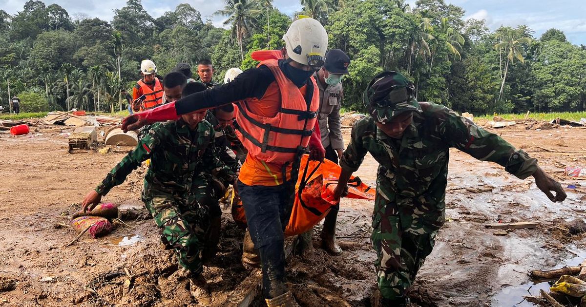 Indonesian residents hunt for food and water after deadly floods. 193 ...