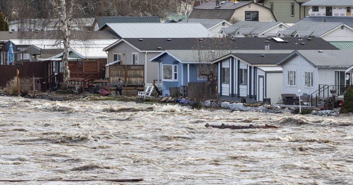 Wenatchee River hits ‘major’ flood stage, residents brace for flash ...