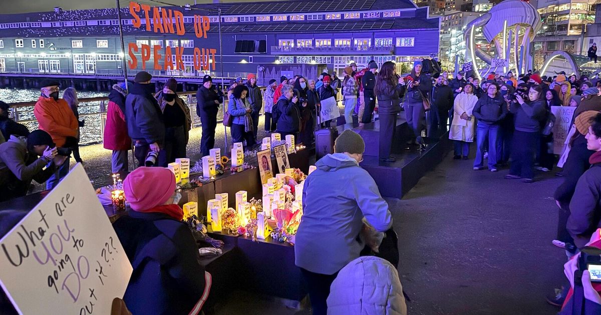 Seattle protesters hold vigil for Minneapolis woman killed by ICE agent ...