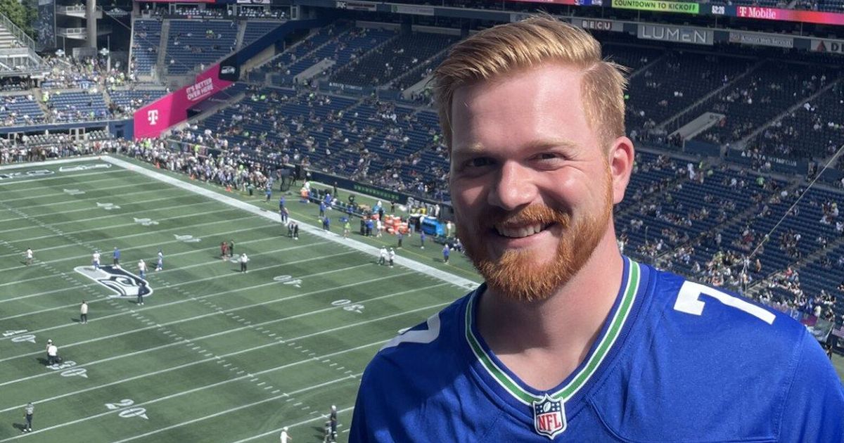 Seahawks connect Sam Darnold lookalike ‘Stan’ with QB after viral ...