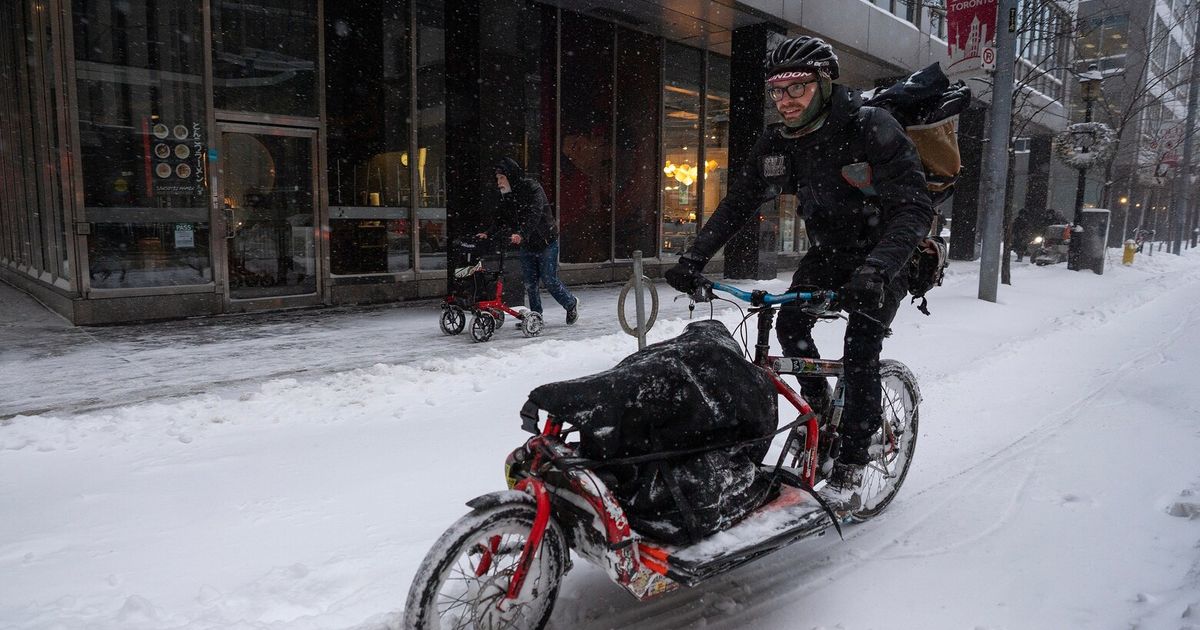Toronto schools closed and commuters face delays after heavy snow | The ...