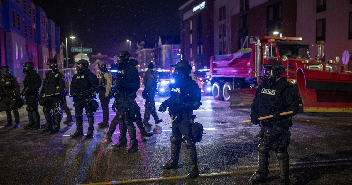 2 federal agents who shot Alex Pretti in Minneapolis placed on leave ...