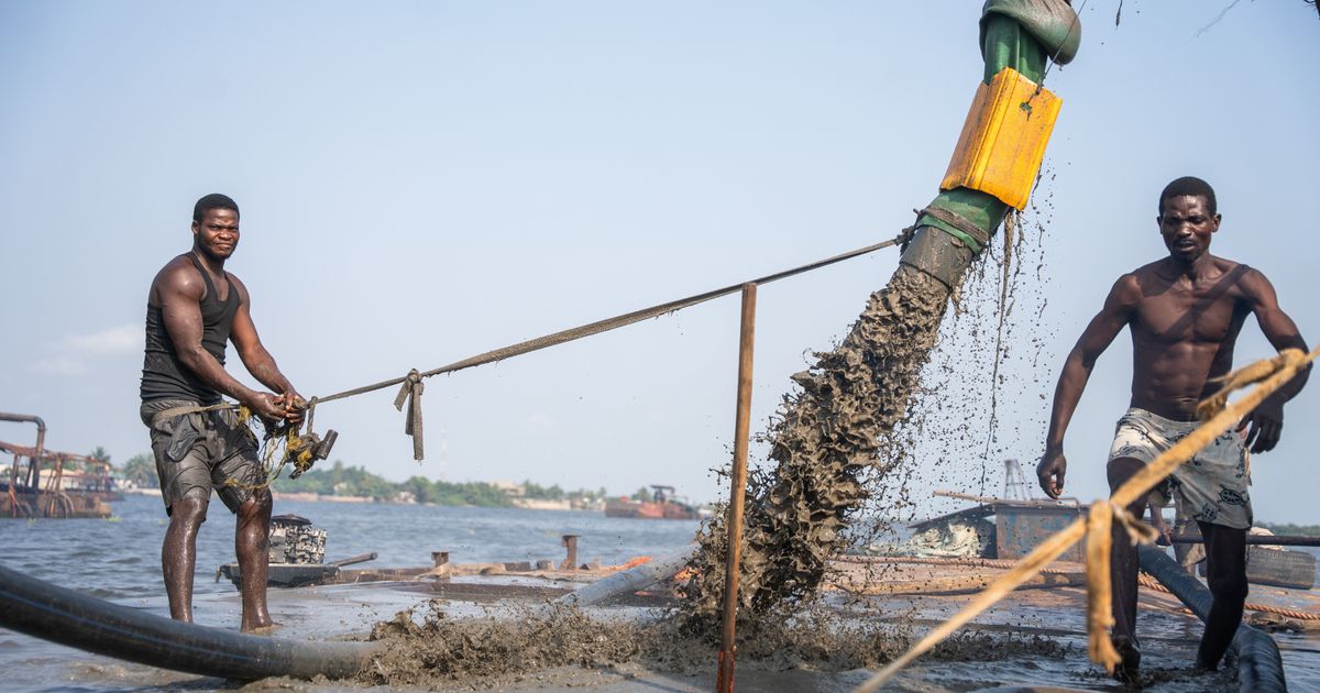 Photos of Nigerian sand dredgers reshaping Lagos’ coastline, one bucket ...