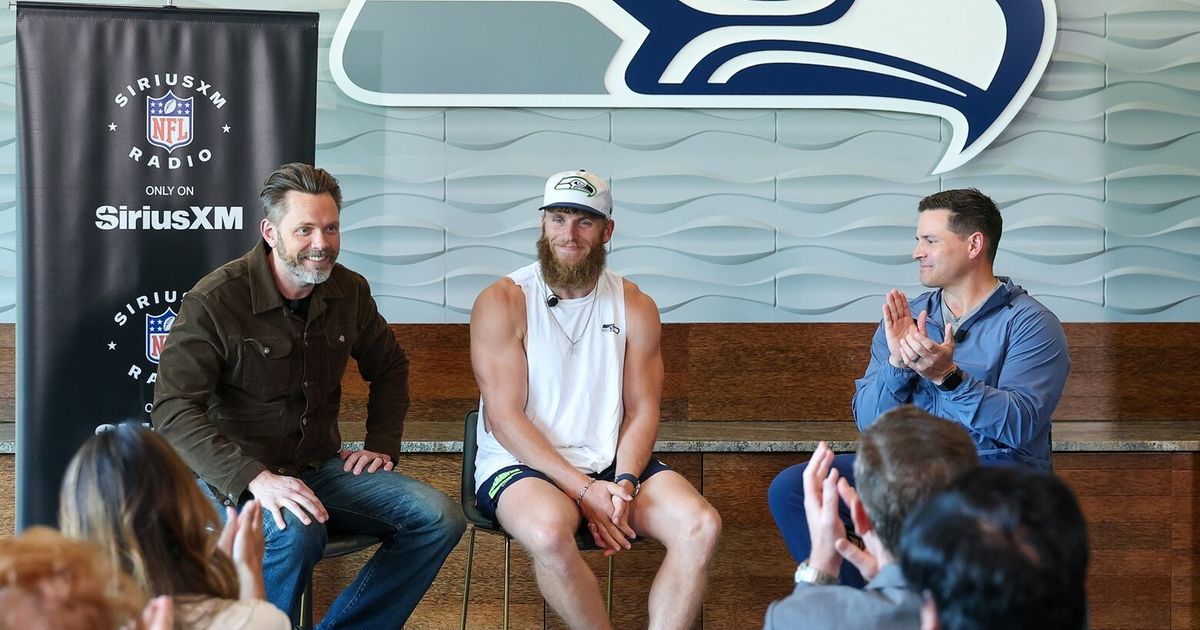 What Seahawks coach Mike Macdonald said when interviewed by Joel McHale ...