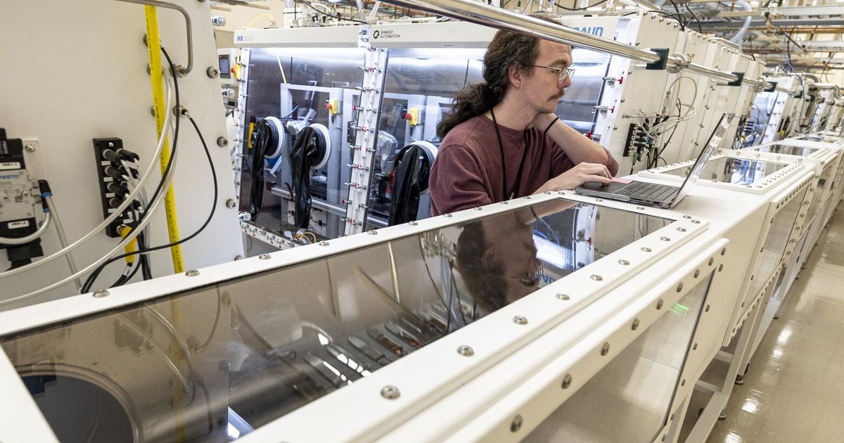 Seeking reassurance at a federal lab in Richland where AI is booming ...