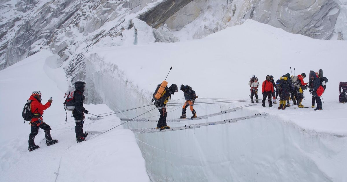 Photos show climbers attempting to scale Mount Everest despite ...