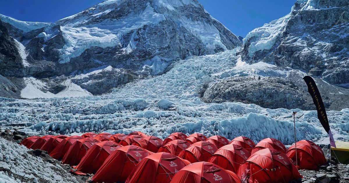 A record 274 climbers scale Mount Everest in a single day | The Seattle ...