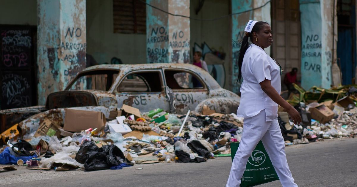 Even Havana’s street sweepers can’t escape the trash | The Seattle Times