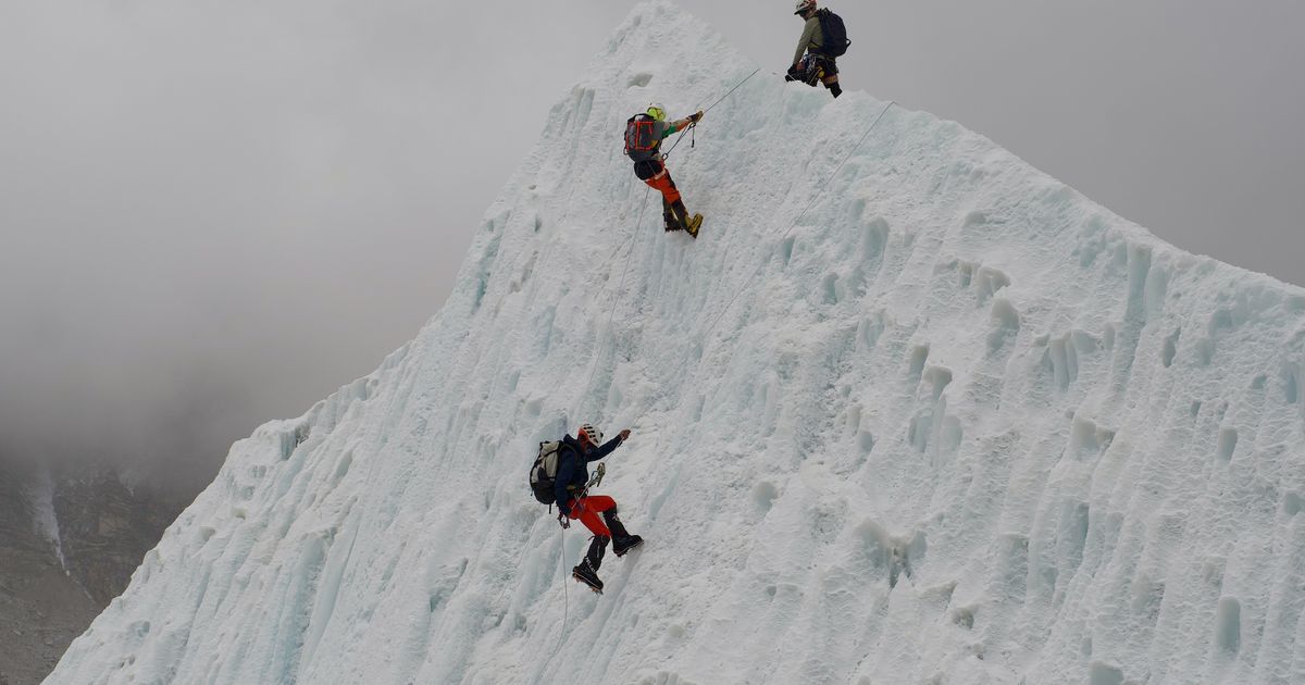 A record 274 climbers scale Mount Everest in a single day | The Seattle ...