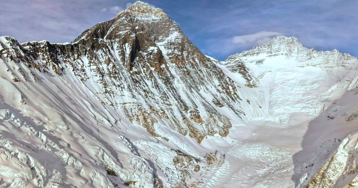 Photos show climbers attempting to scale Mount Everest despite ...