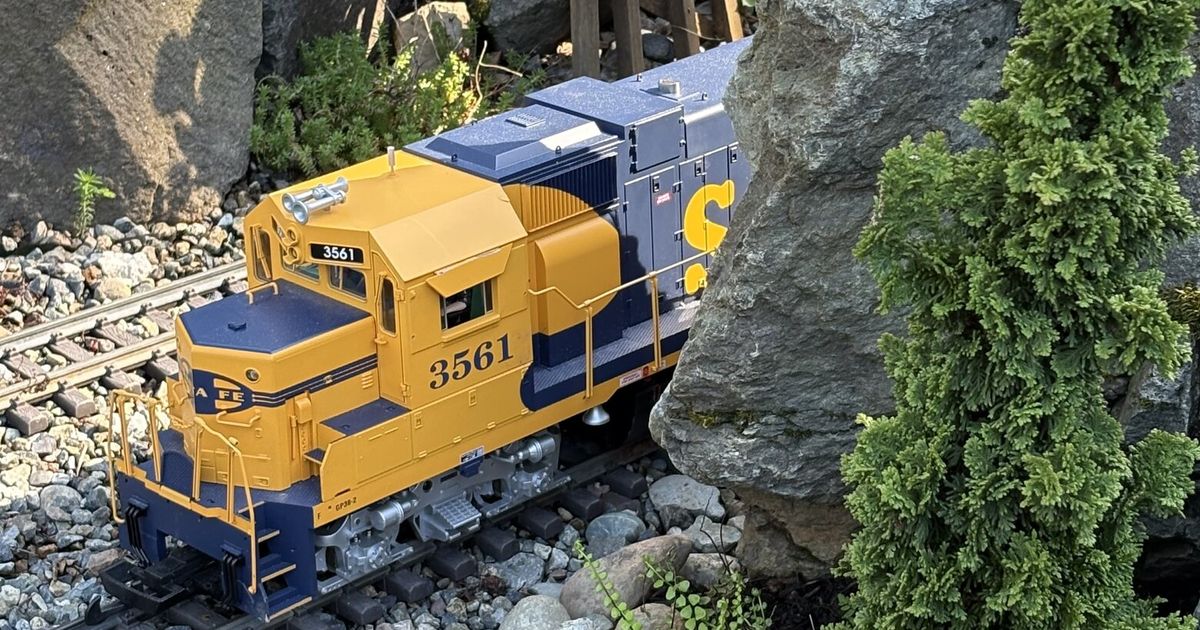Little trains traverse an elaborate WA home garden | The Seattle Times